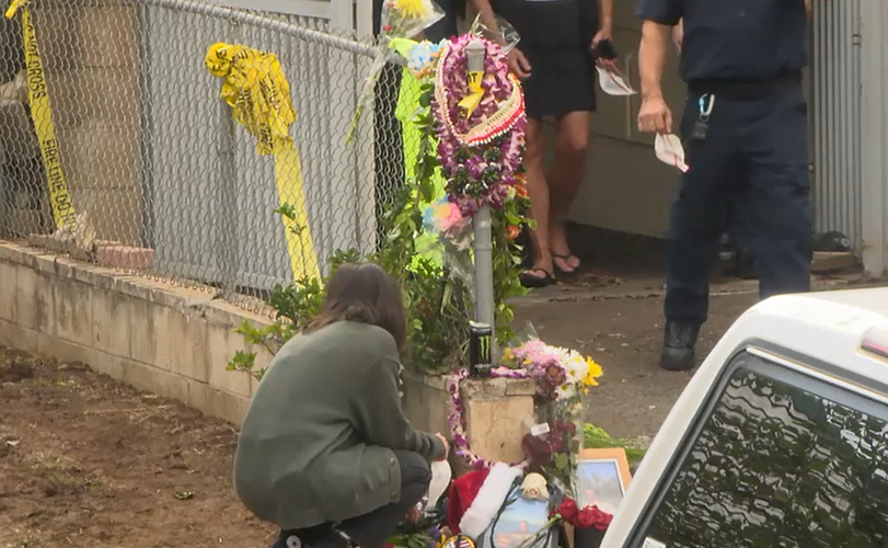 Fallen firefighter’s family visits site of McCully fire | | kitv.com