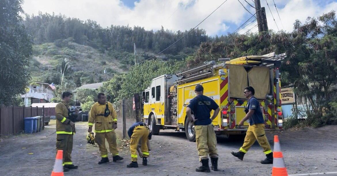 Honolulu firefighters continue to battle brush fire near Kahuku ...