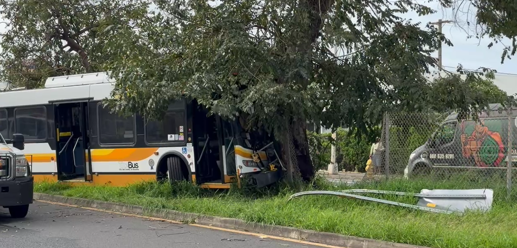 City bus driver dies from injuries after bus hits tree on North ...