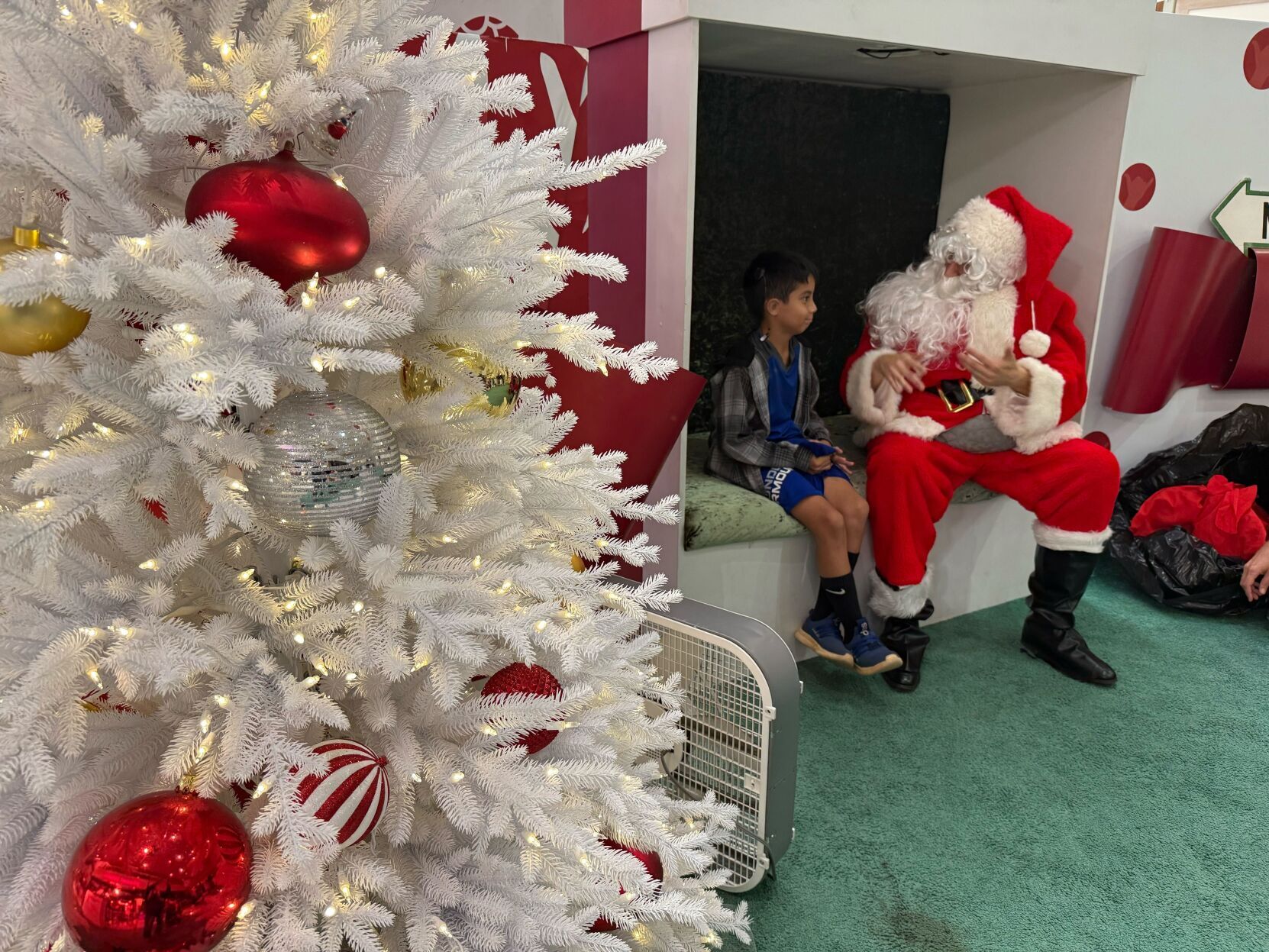 Deaf Santa brings holiday joy to Hawaii's deaf community | Local | kitv.com