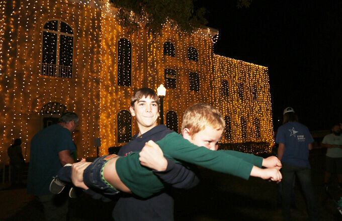 The lights are on for Christmas at the Jasper County Courthouse | Local ...