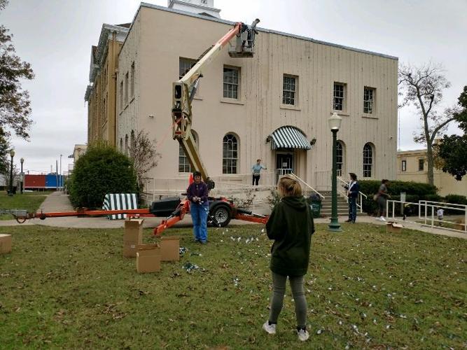 Christmas lights going up on the Jasper County Courthouse | Local News ...