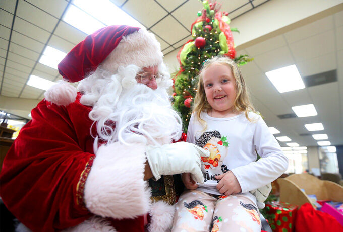 Santa visits the Southside Bank in Downtown Jasper | Local News | kjas.com