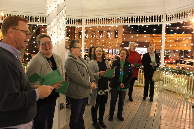 Jasper County Courthouse lights the lights for the season | Local News ...
