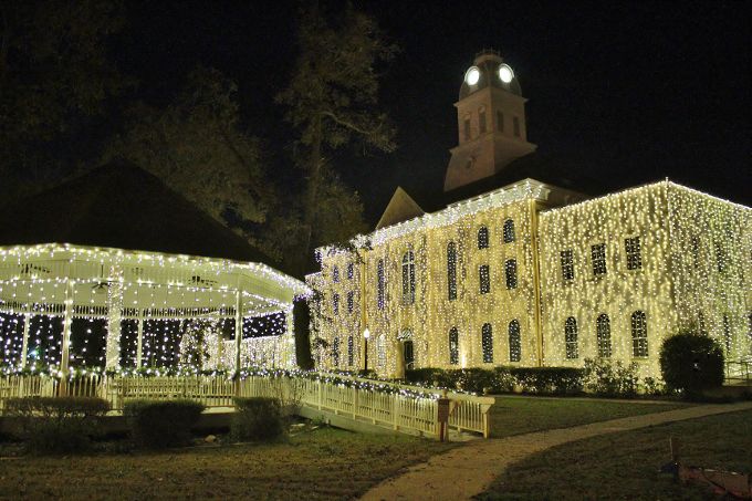 Jasper County Courthouse lit up with thousands of Christmas lights ...