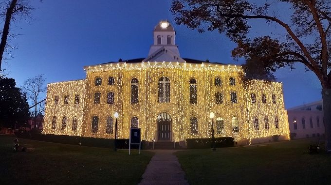 Jasper County Courthouse glitters like gold | Local News | kjas.com