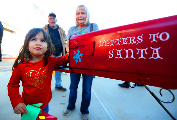 Santa and two of his reindeer's visit Christus Jasper Memorial Hospital ...