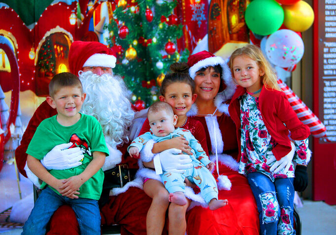 Santa and two of his reindeer's visit Christus Jasper Memorial Hospital ...
