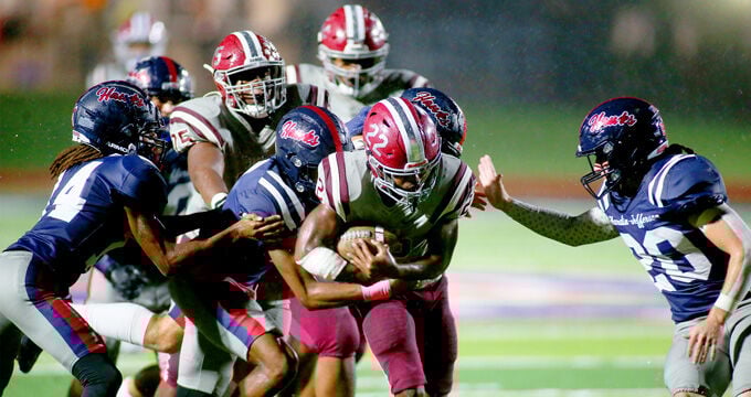 Jasper defeats Hardin-Jefferson 28 to 8 in the rain | Local News | kjas.com