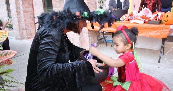 Jasper children trick-or-treating for Halloween candy | Local News ...
