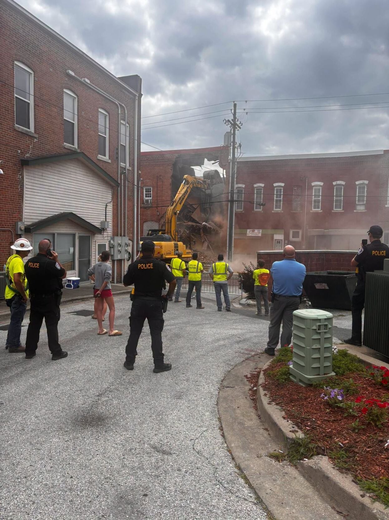 Building collapse in downtown Fulton displaces tenant, closes block ...