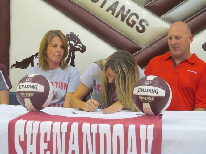 Sydney Nielsen signs with Grand View | Gallery | kmaland.com