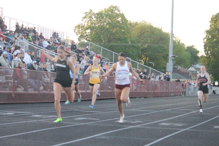Hawkeye 10 Track and Field | Gallery | kmaland.com