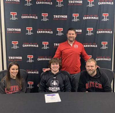 Treynor quarterback Dirks ready to keep working at Central College ...