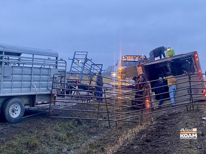 Semi cattle hauler overturns near I-49 in Jasper County | Joplin News ...