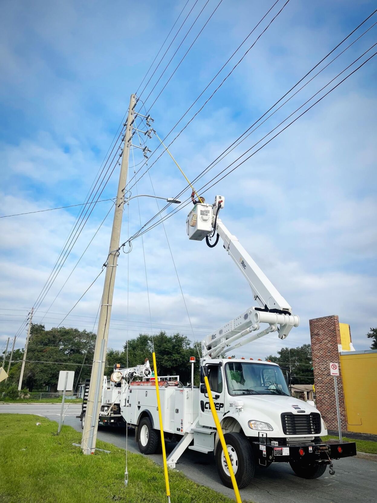 Carthage lineman return after work to restore power in wake of ...