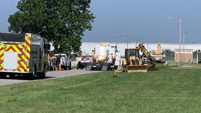 Construction crew hits 4-inch Gas Main in Carthage, you can hear gas ...