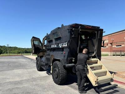 Joplin Police shows off SWAT unit to students at South Middle School ...