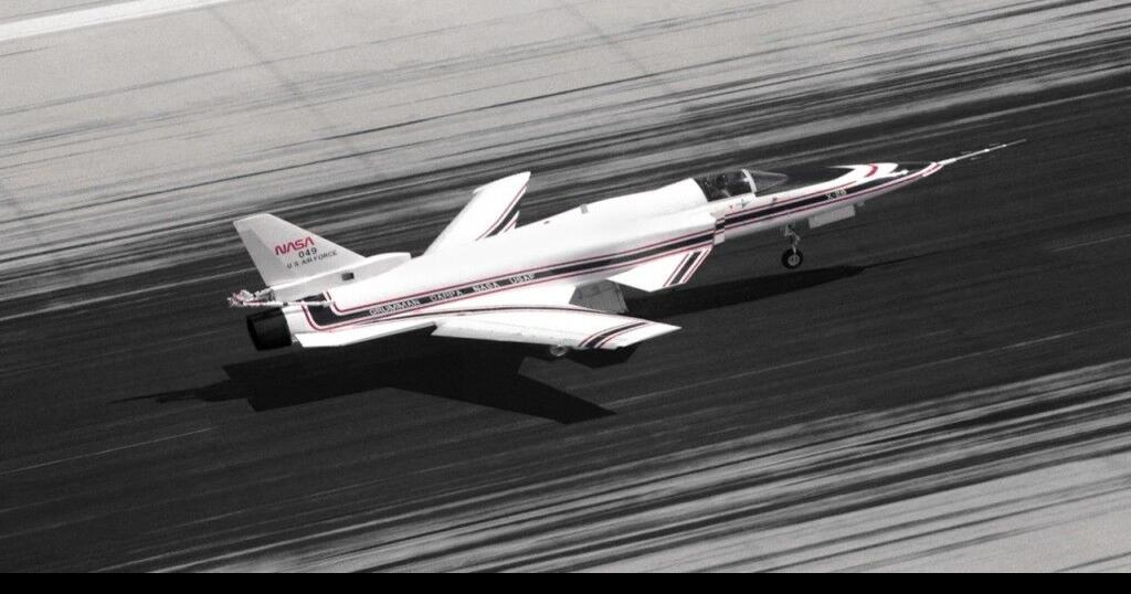 Grumman X-29: The impossible fighter jet with inverted wings ...