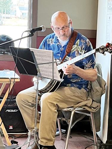 Matt Mahan brings his banjo to Kodiak | Local News | kodiakdailymirror.com