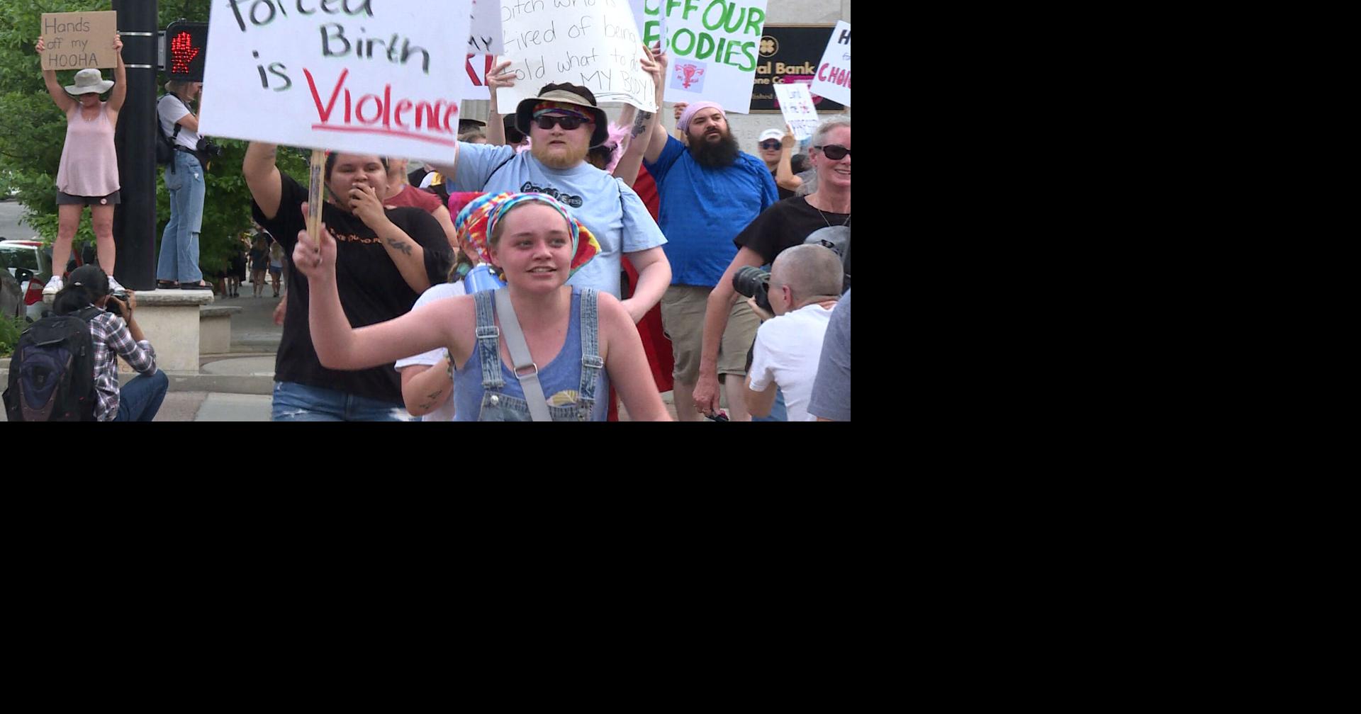 Mid-Missourians organize 'Bans Off Our Bodies' protest in Columbia ...