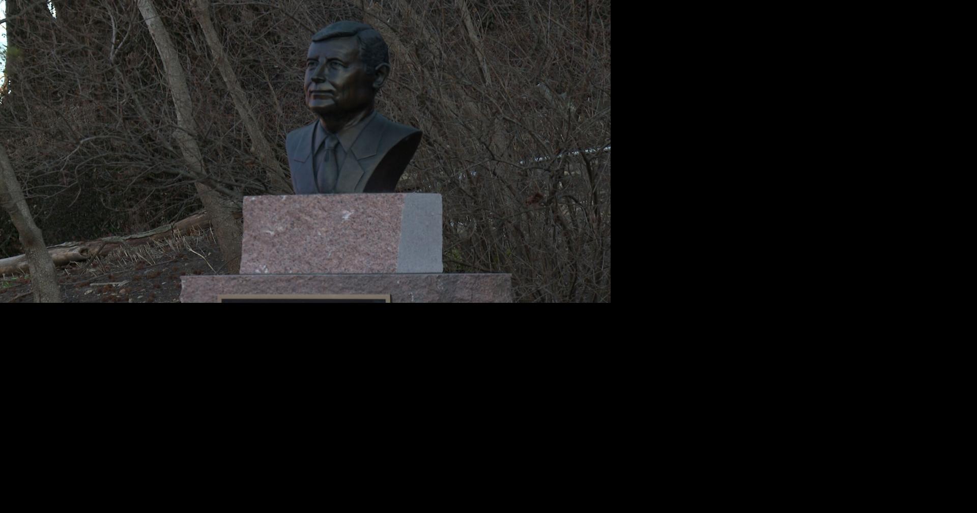 PHOTOS: Bust of former Gov. Mel Carnahan dedicated in Jefferson City ...