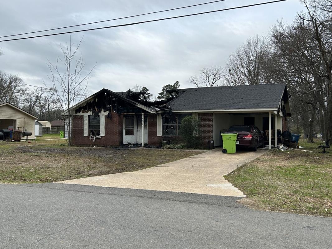 1 dead, 2 survive Benton house fire | News | ktbs.com