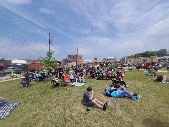 Community comes together under eclipse in Idabel | Community | ktbs.com