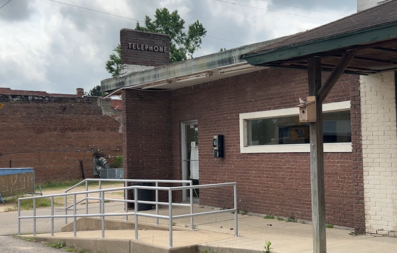 A quarter still buys a phone call in this small Arkansas town | News ...
