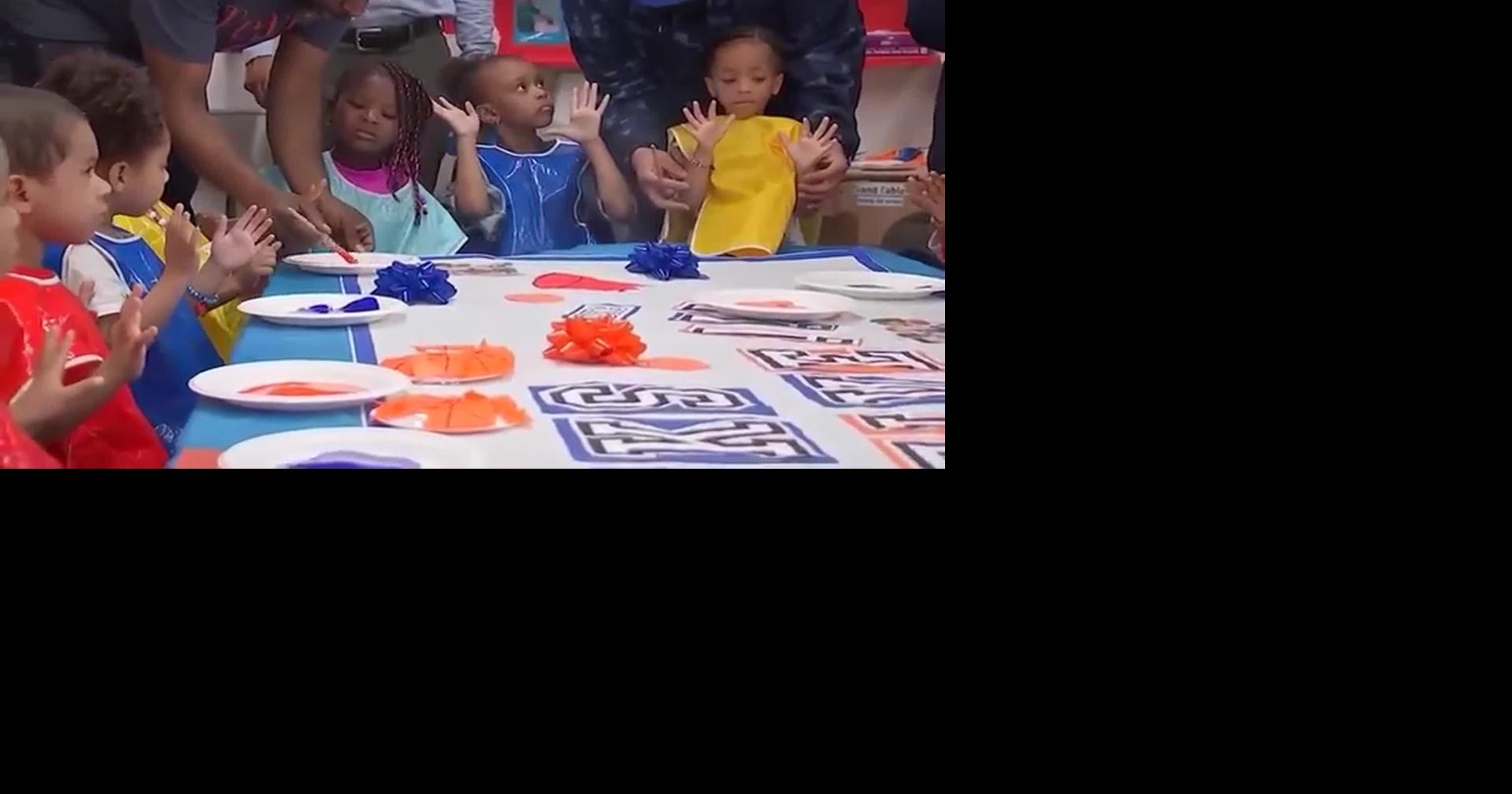 RAW: NY: MAYOR, KIDS MAKE KNICKS PARADE FLOAT SIGN | News | ktbs.com