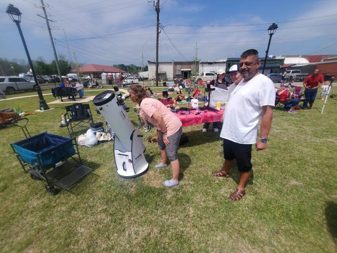 Community comes together under eclipse in Idabel | Community | ktbs.com