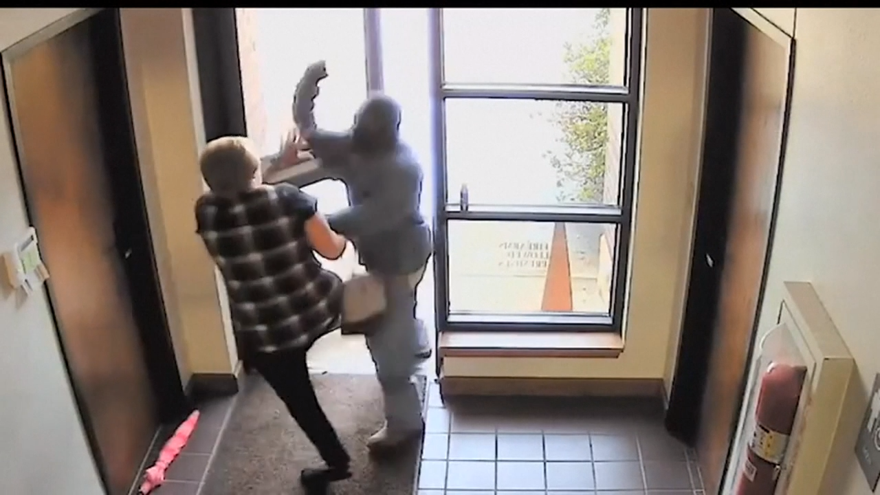 Bank teller fights off armed robber | News | kulr8.com