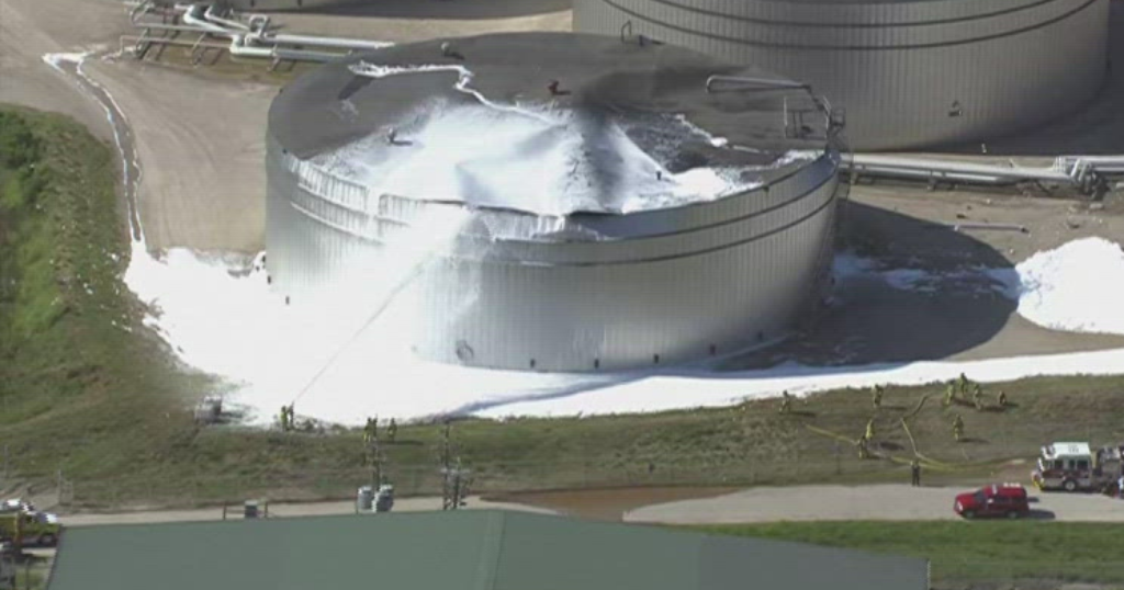 Two injured in crude oil tank fire in Texas | News | kvoa.com