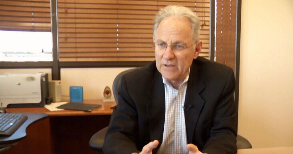 Mayor caught whispering profanities during call to the audience | Local ...