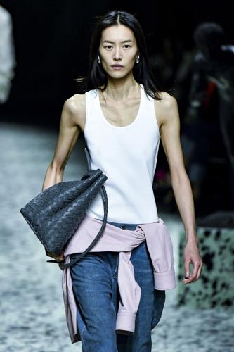 Milan Fashion Week Highlights: Crowd-surfing models, a condom mountain ...