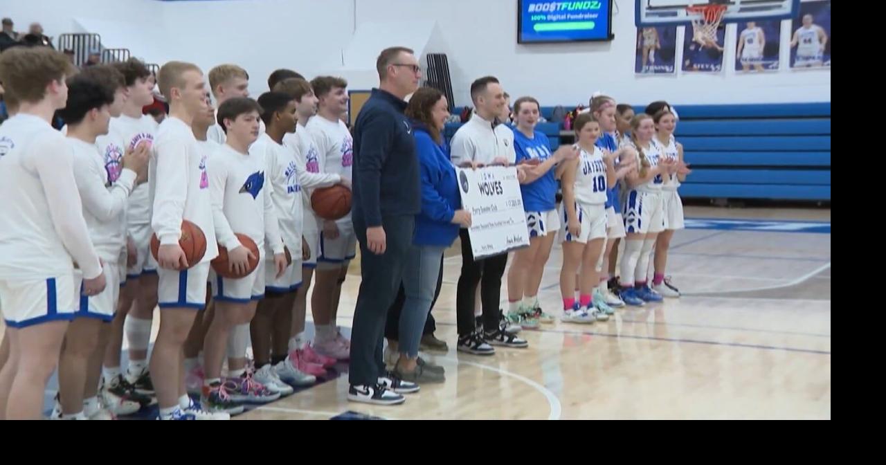 Iowa Wolves donates $17,000 to Perry Booster Club | Iowa Strong | kwwl.com