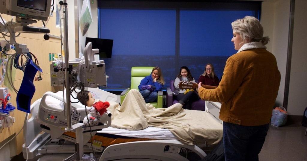 Maddie Poppe visits UI Children’s patients | Iowa City | kwwl.com