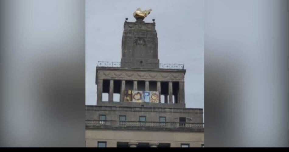 Sign of Hope on display atop Veterans Memorial Building | Cedar Rapids ...