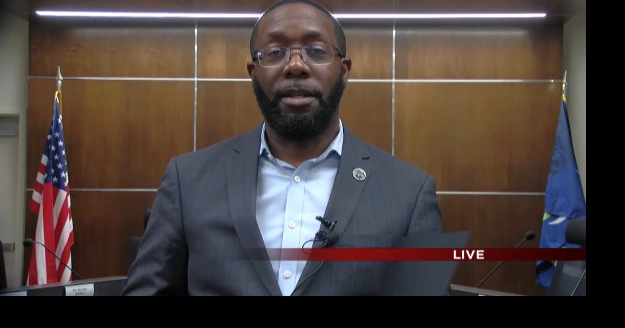 Waterloo Mayor Quentin Hart recognizing Ron Steele for 50 years at KWWL ...