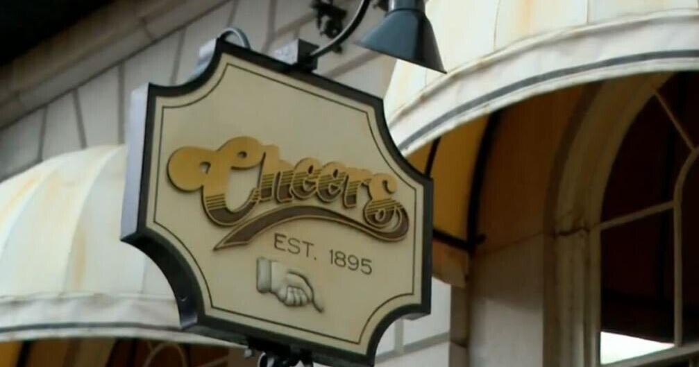 'Cheers' fans head to Boston's iconic bar to pay tribute to Kirstie ...