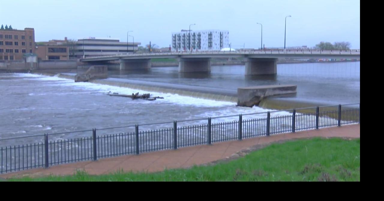 City of Waterloo activating inflatable dam on the Cedar River ...
