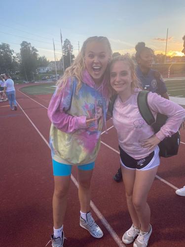 JoJo with Hempstead Cheerleader | | kwwl.com