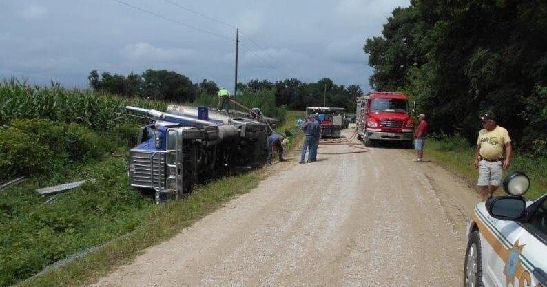 30 hogs die following semi-trailer accident near Waucoma | News | kwwl.com