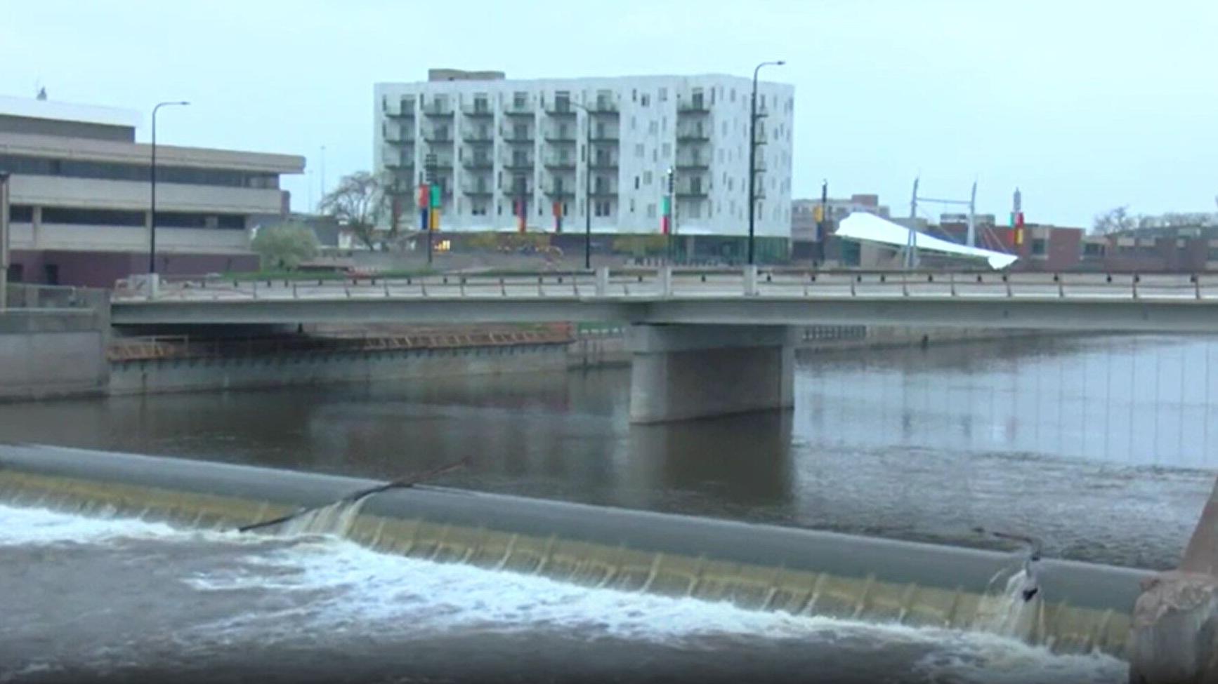 Cedar River dam deflation begins in Waterloo | | kwwl.com