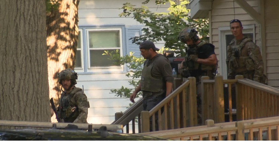 FBI raids one home in Iowa City, crime still unclear | Iowa City | kwwl.com