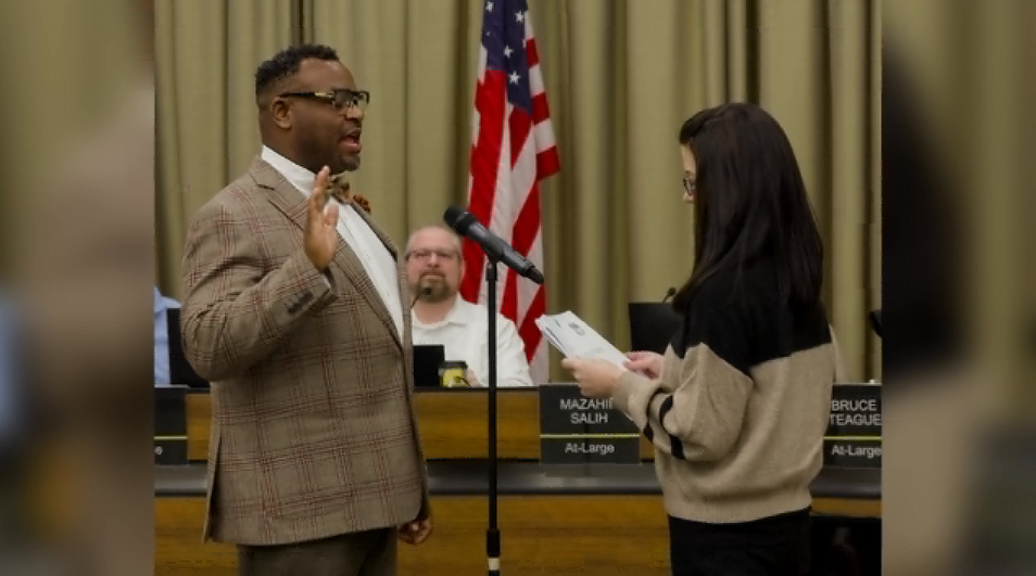 Iowa City Mayor Teague taking oath of office | | kwwl.com