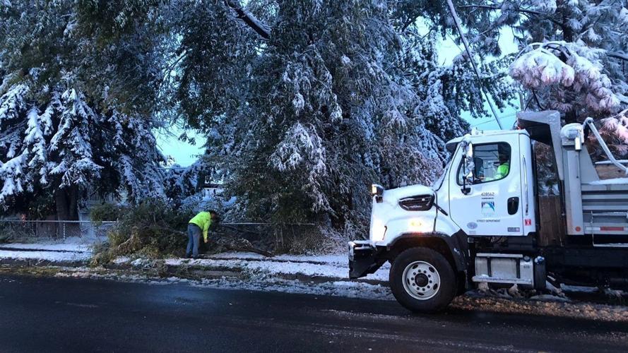 Fall snowstorm puts thousands in the dark Wednesday morning | Local ...