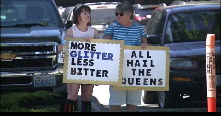 Hundreds turn out to support, protest Drag Queen Story Hour at the ...