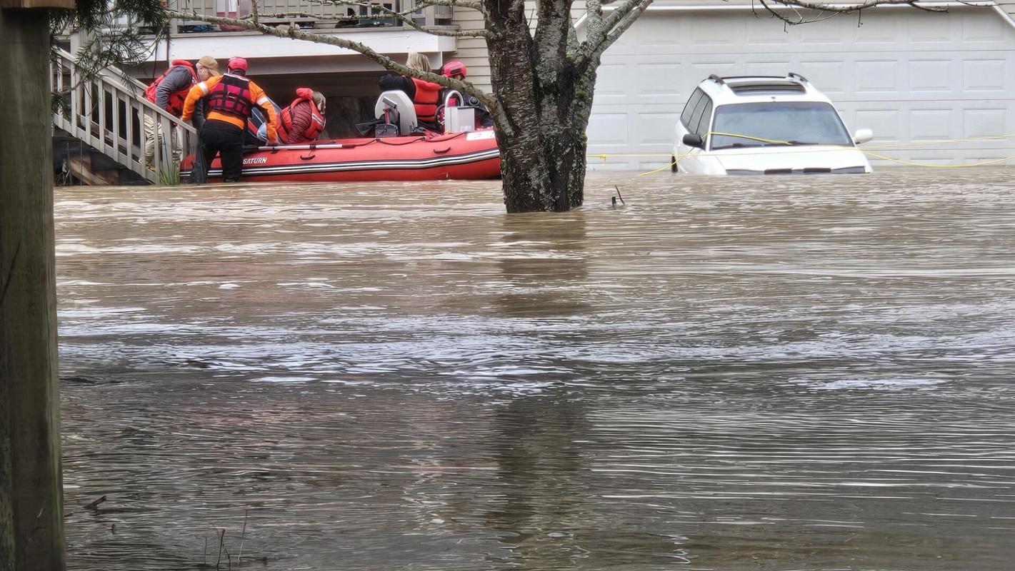 Water rescue saves three from flooding in Kingston | News | kxly.com