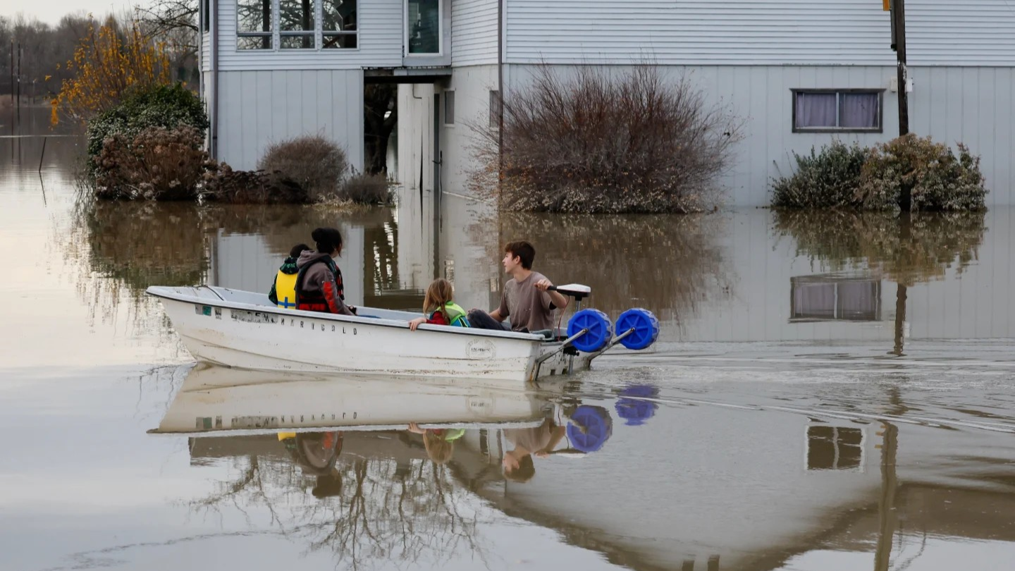 Evacuations ordered in 3 south Seattle suburbs after levee fails after ...